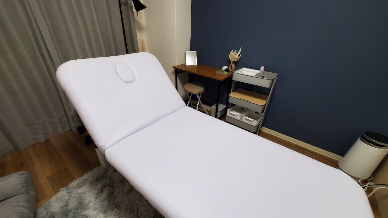 梅田駅・大阪駅から徒歩圏内！電動昇降リクライニング式ベッド・備品充実∣レンタルサロンACE梅田店の写真2