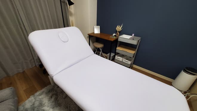 梅田駅・大阪駅から徒歩圏内!電動昇降リクライニング式ベッド・備品充実∣レンタルサロンACE梅田店の写真2