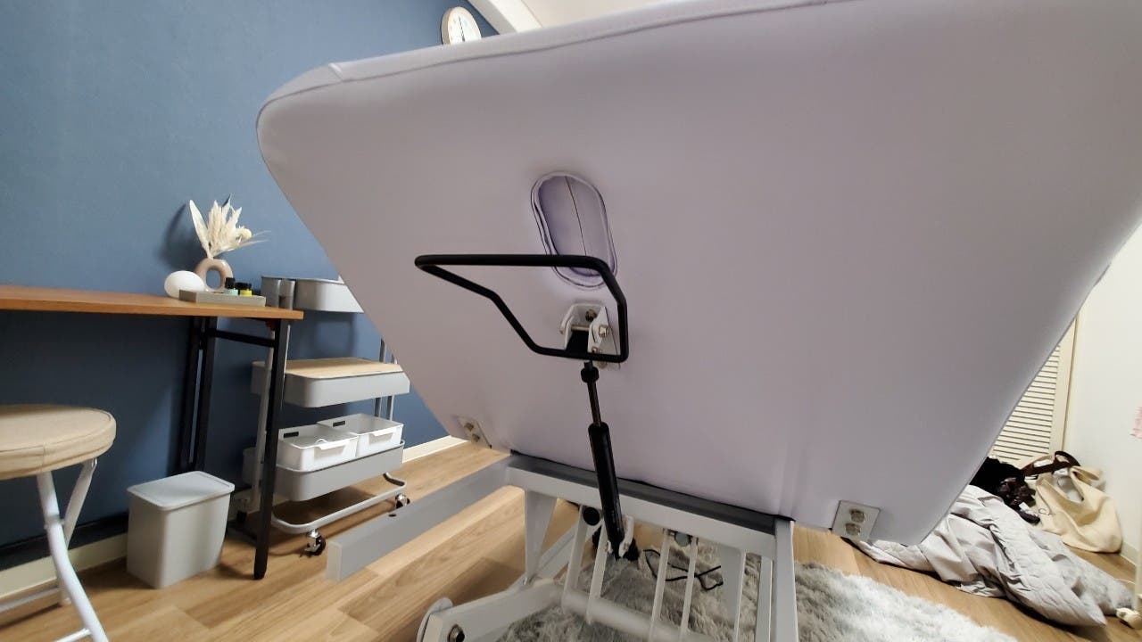 梅田駅・大阪駅から徒歩圏内！電動昇降リクライニング式ベッド・備品充実∣レンタルサロンACE梅田店の写真3