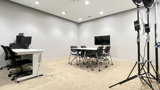 秋葉原駅電気街口から徒歩3分。セミナー動画撮影やウェビナー配信に必要な機材が揃った会議室スタジオ。電源・有線&無線ネット完備の写真1