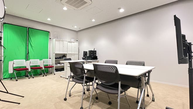 秋葉原駅電気街口から徒歩3分。セミナー動画撮影やウェビナー配信に必要な機材が揃った会議室スタジオ。電源・有線&無線ネット完備の写真2