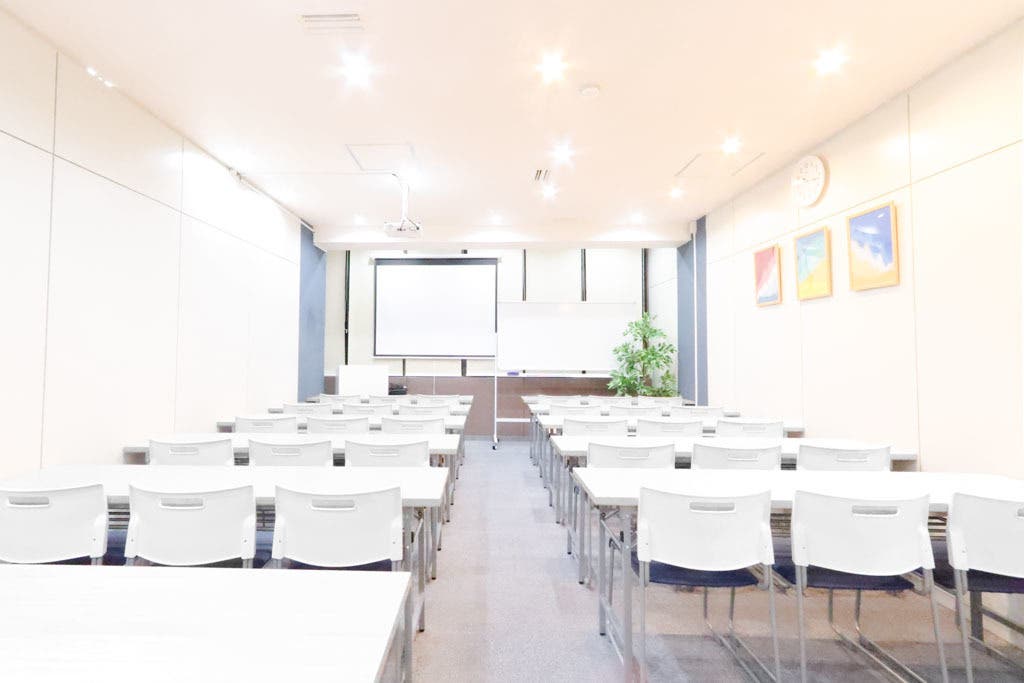 【JR新宿駅 徒歩2分！中型会議室！41名利用可！】65型大型モニター・マイク・WiFi無料！ふれあい貸し会議室 新宿No64の写真1