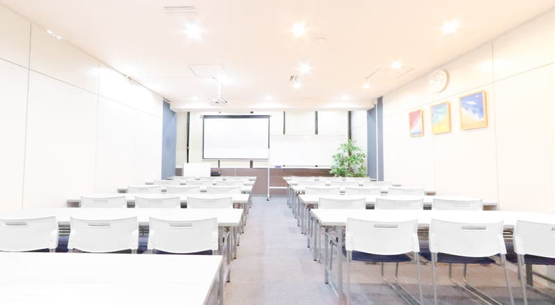 【JR新宿駅 徒歩2分！中型会議室！41名利用可！】65型大型モニター・マイク・WiFi無料！ふれあい貸し会議室 新宿No64