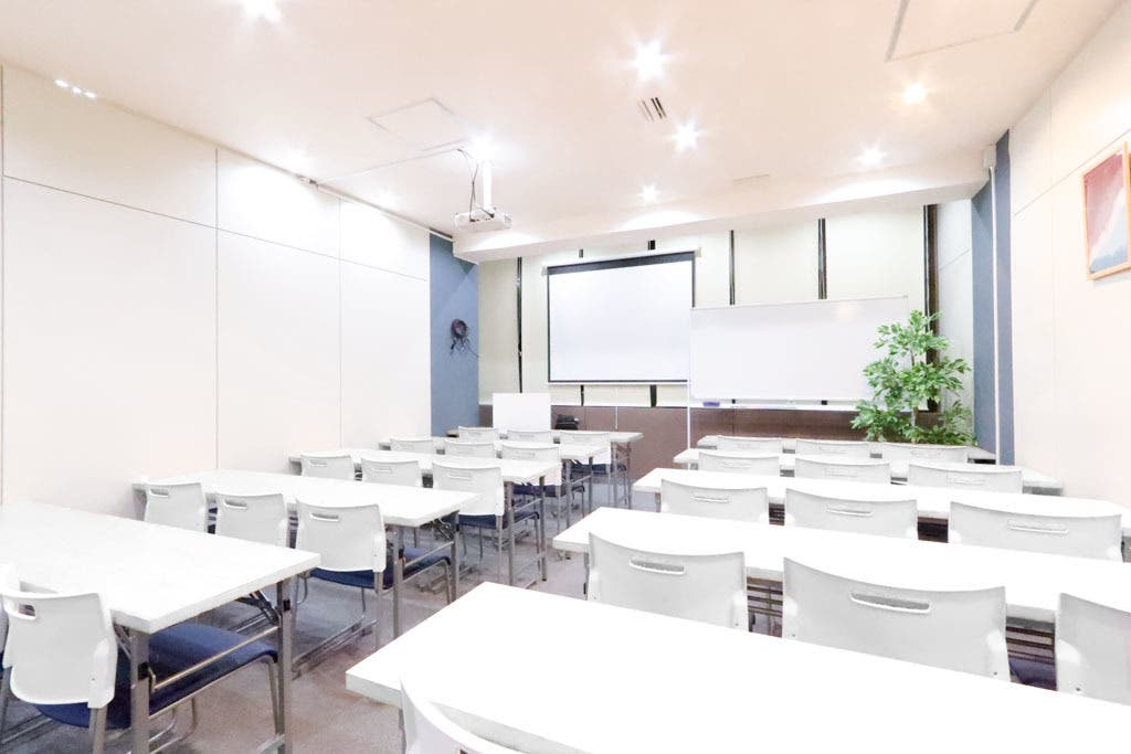 【JR新宿駅 徒歩2分！中型会議室！41名利用可！】65型大型モニター・マイク・WiFi無料！ふれあい貸し会議室 新宿No64の写真2