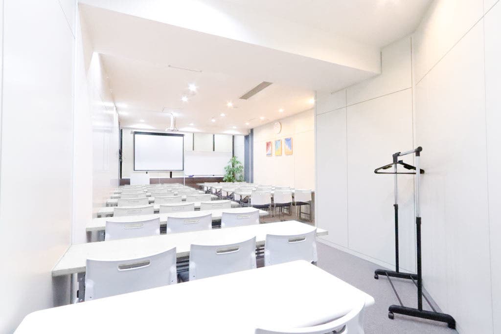 【JR新宿駅 徒歩2分！中型会議室！41名利用可！】65型大型モニター・マイク・WiFi無料！ふれあい貸し会議室 新宿No64の写真3