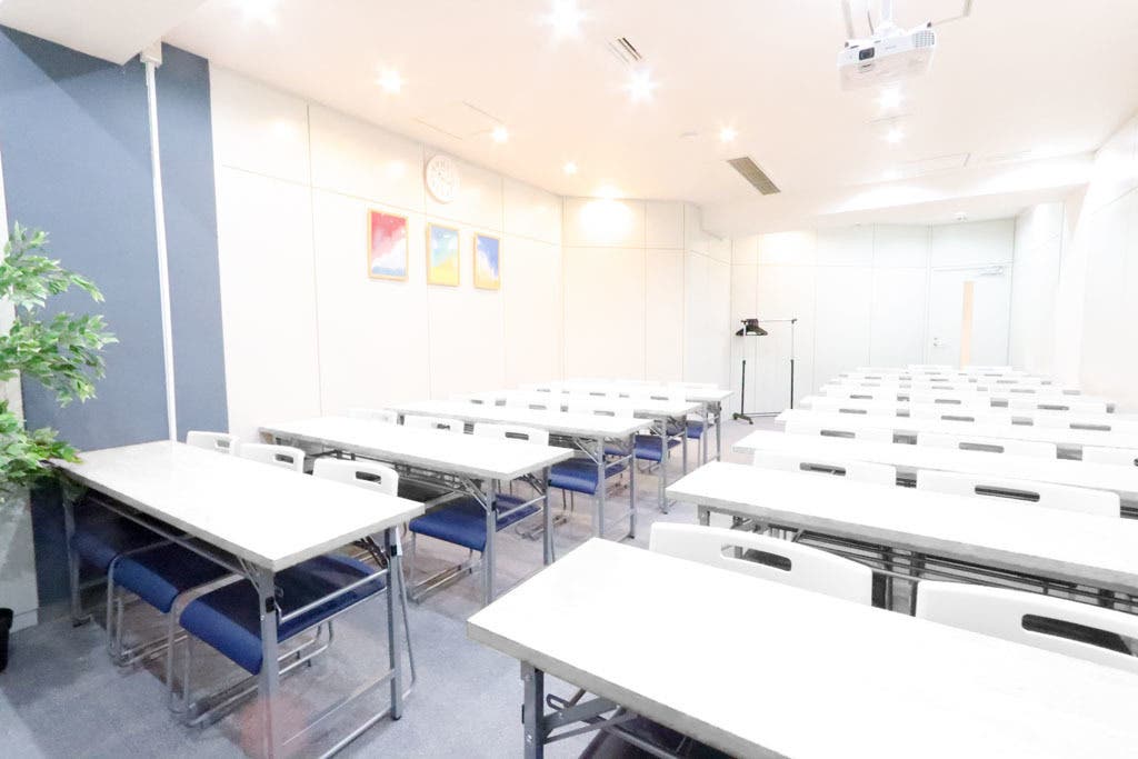 【JR新宿駅 徒歩2分！中型会議室！41名利用可！】65型大型モニター・マイク・WiFi無料！ふれあい貸し会議室 新宿No64の写真4