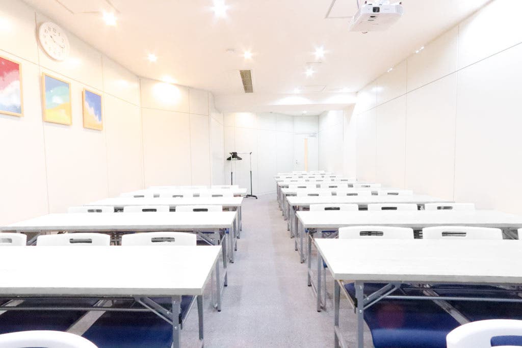 【JR新宿駅 徒歩2分！中型会議室！41名利用可！】65型大型モニター・マイク・WiFi無料！ふれあい貸し会議室 新宿No64の写真5