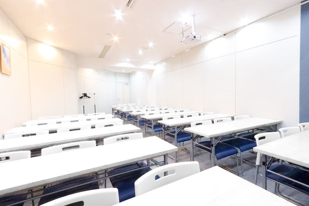 【JR新宿駅 徒歩2分！中型会議室！41名利用可！】65型大型モニター・マイク・WiFi無料！ふれあい貸し会議室 新宿No64の写真6