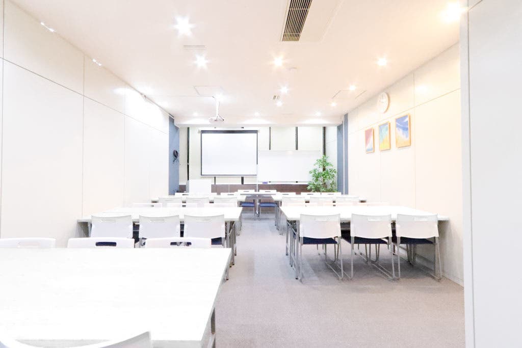 【JR新宿駅 徒歩2分！中型会議室！41名利用可！】65型大型モニター・マイク・WiFi無料！ふれあい貸し会議室 新宿No64の写真7