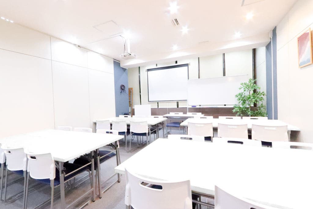 【JR新宿駅 徒歩2分！中型会議室！41名利用可！】65型大型モニター・マイク・WiFi無料！ふれあい貸し会議室 新宿No64の写真8