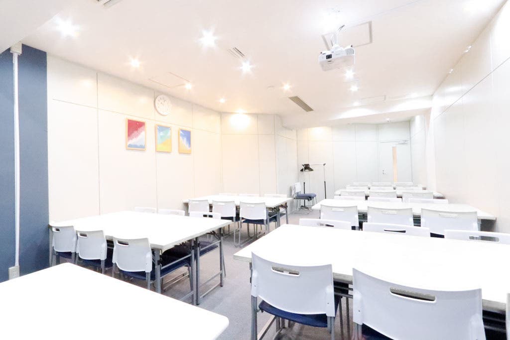 【JR新宿駅 徒歩2分！中型会議室！41名利用可！】65型大型モニター・マイク・WiFi無料！ふれあい貸し会議室 新宿No64の写真9