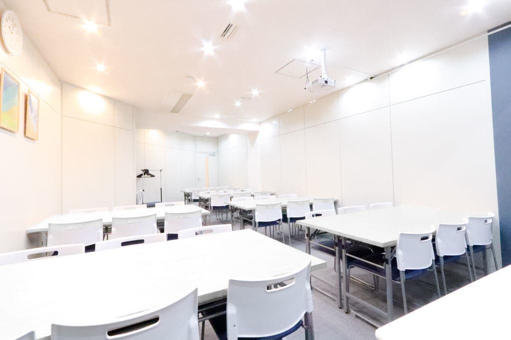 【JR新宿駅 徒歩2分！中型会議室！41名利用可！】65型大型モニター・マイク・WiFi無料！ふれあい貸し会議室 新宿No64の写真10