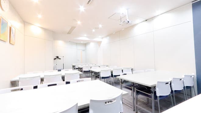 【JR新宿駅 徒歩2分!中型会議室!41名利用可!】65型大型モニター・マイク・WiFi無料!ふれあい貸し会議室 新宿No64の写真10