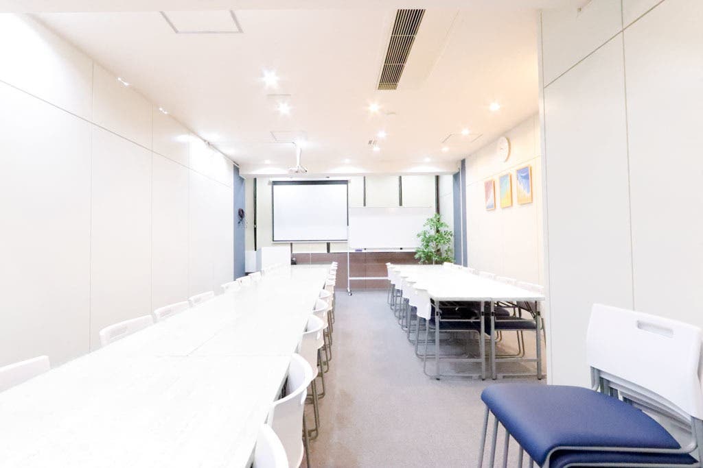 【JR新宿駅 徒歩2分！中型会議室！41名利用可！】65型大型モニター・マイク・WiFi無料！ふれあい貸し会議室 新宿No64の写真11