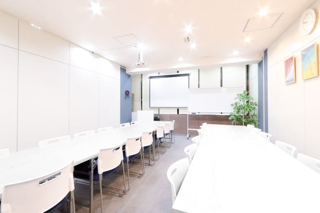 【JR新宿駅 徒歩2分！中型会議室！41名利用可！】65型大型モニター・マイク・WiFi無料！ふれあい貸し会議室 新宿No64の写真12