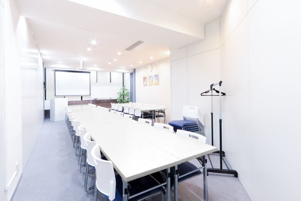 【JR新宿駅 徒歩2分！中型会議室！41名利用可！】65型大型モニター・マイク・WiFi無料！ふれあい貸し会議室 新宿No64の写真13