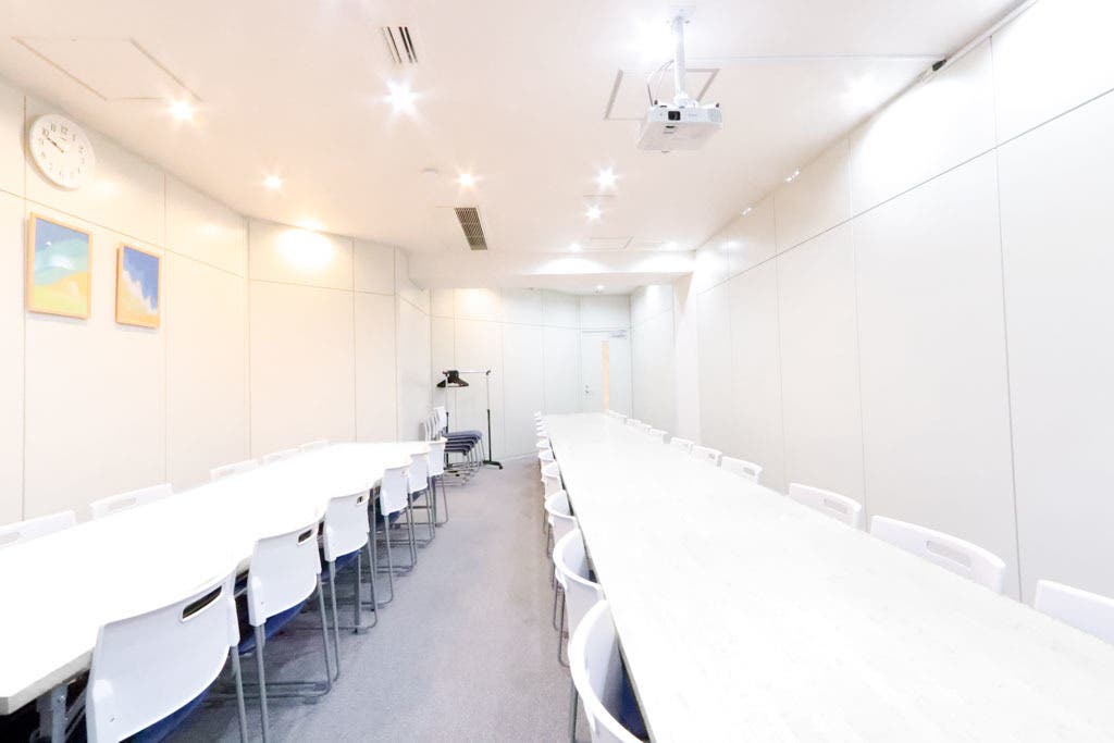 【JR新宿駅 徒歩2分！中型会議室！41名利用可！】65型大型モニター・マイク・WiFi無料！ふれあい貸し会議室 新宿No64の写真14