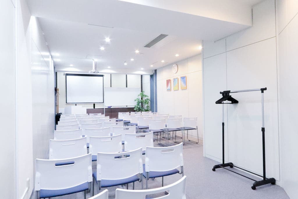 【JR新宿駅 徒歩2分！中型会議室！41名利用可！】65型大型モニター・マイク・WiFi無料！ふれあい貸し会議室 新宿No64の写真15