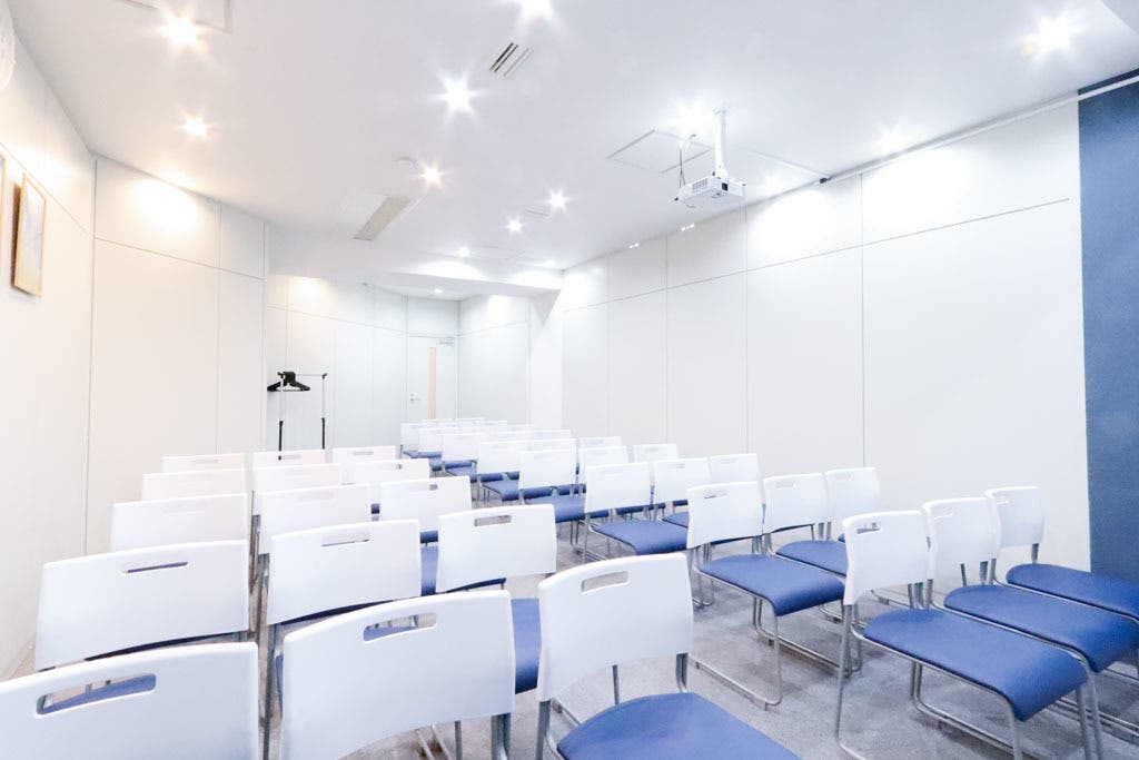 【JR新宿駅 徒歩2分！中型会議室！41名利用可！】65型大型モニター・マイク・WiFi無料！ふれあい貸し会議室 新宿No64の写真16