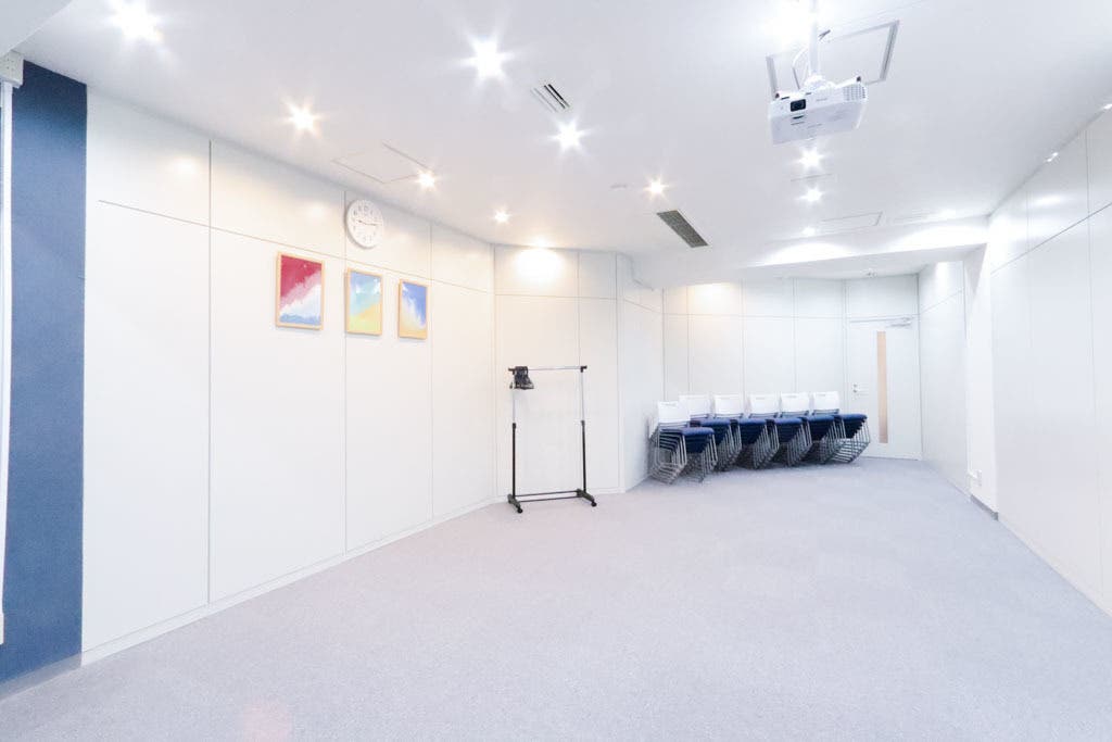 【JR新宿駅 徒歩2分！中型会議室！41名利用可！】65型大型モニター・マイク・WiFi無料！ふれあい貸し会議室 新宿No64の写真17
