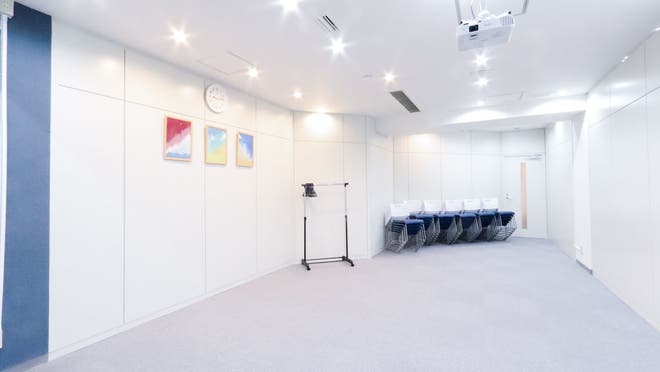 【JR新宿駅 徒歩2分!中型会議室!41名利用可!】65型大型モニター・マイク・WiFi無料!ふれあい貸し会議室 新宿No64の写真17