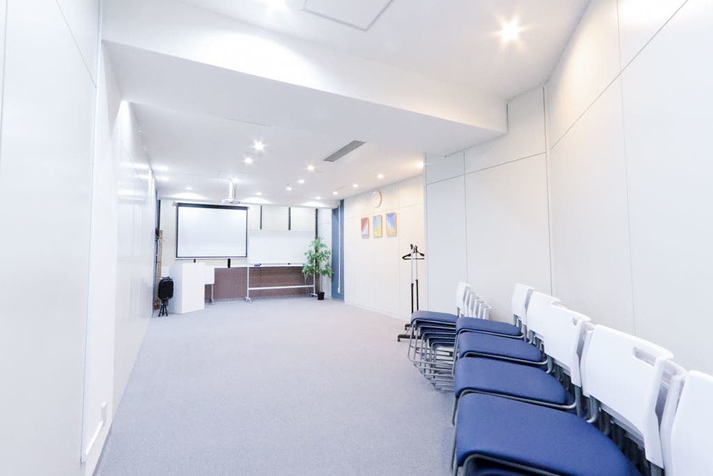 【JR新宿駅 徒歩2分！中型会議室！41名利用可！】65型大型モニター・マイク・WiFi無料！ふれあい貸し会議室 新宿No64の写真18