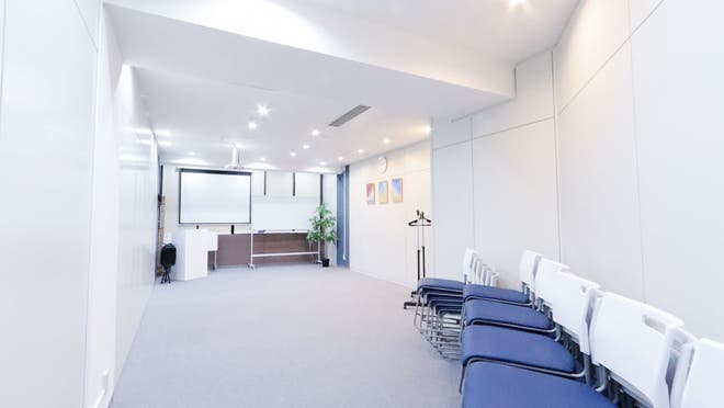 【JR新宿駅 徒歩2分!中型会議室!41名利用可!】65型大型モニター・マイク・WiFi無料!ふれあい貸し会議室 新宿No64の写真18