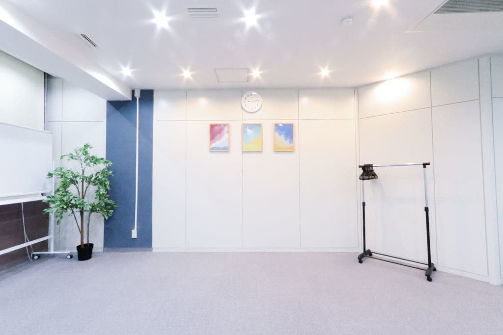 【JR新宿駅 徒歩2分！中型会議室！41名利用可！】65型大型モニター・マイク・WiFi無料！ふれあい貸し会議室 新宿No64の写真19