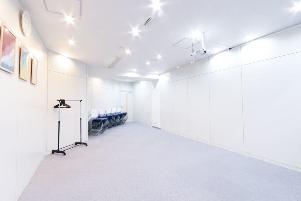 【JR新宿駅 徒歩2分！中型会議室！41名利用可！】65型大型モニター・マイク・WiFi無料！ふれあい貸し会議室 新宿No64の写真20