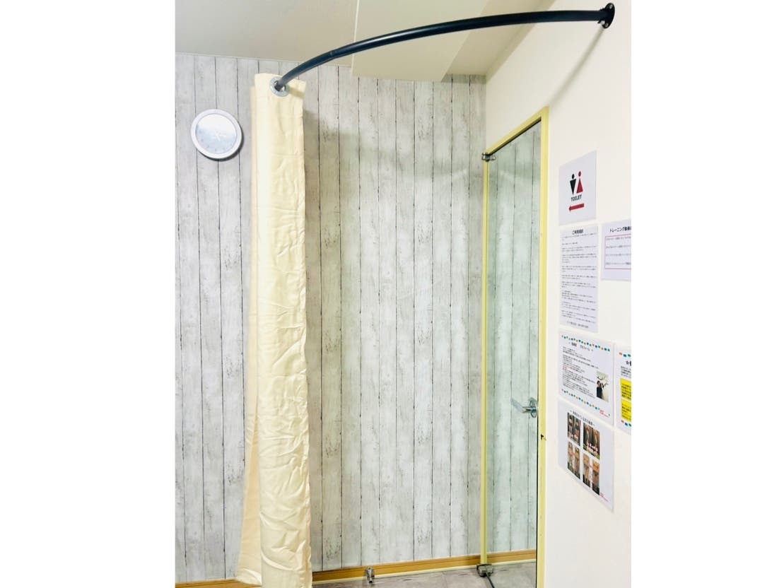 ＜RAKUNA神田・秋葉原＞ 完全個室ジム！スミスマシン、ダンベル、フィットネスバイク、全身鏡、その他完備☆の写真19