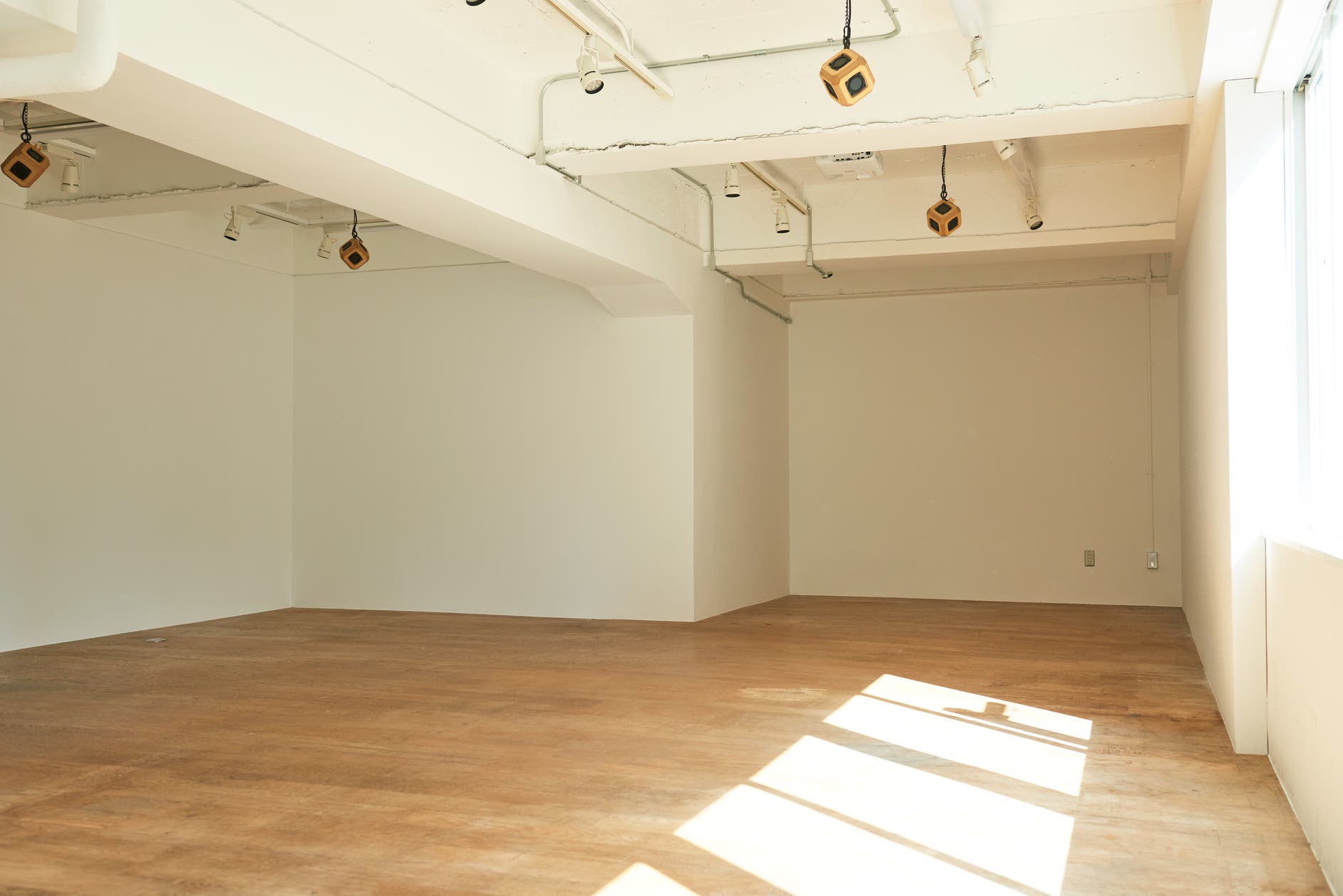  【ハンガーラック16台貸出し無料】ギャラリーやアパレル展示会に適した白壁、フローリング53㎡スペース(3F)の写真5