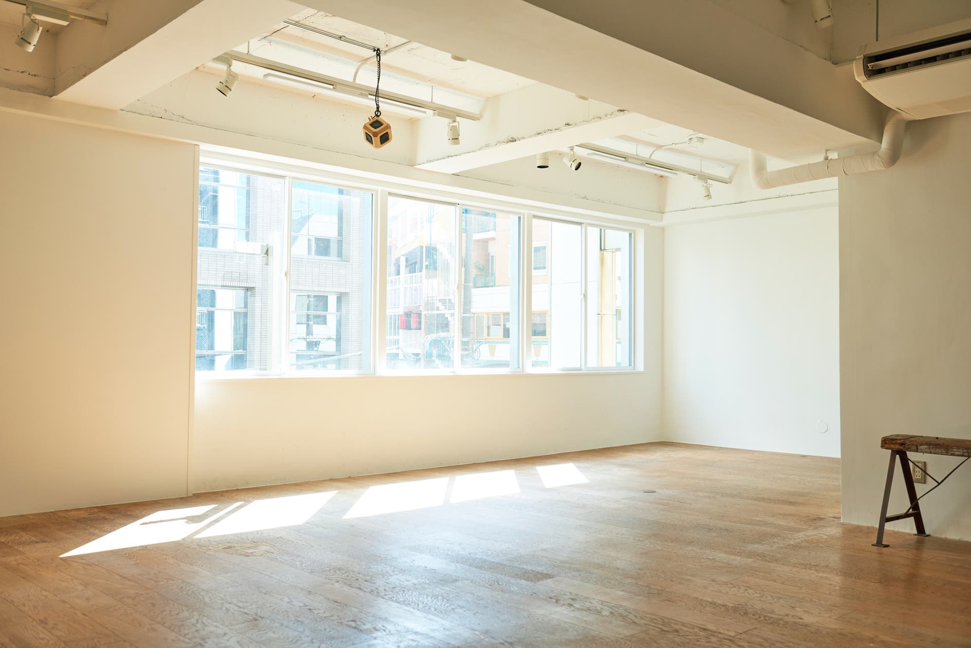  【ハンガーラック16台貸出し無料】ギャラリーやアパレル展示会に適した白壁、フローリング53㎡スペース(3F)の写真4