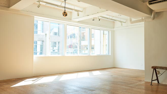 【ハンガーラック16台貸出し無料】ギャラリーやアパレル展示会に適した白壁、フローリング53㎡スペース(3F)の写真4