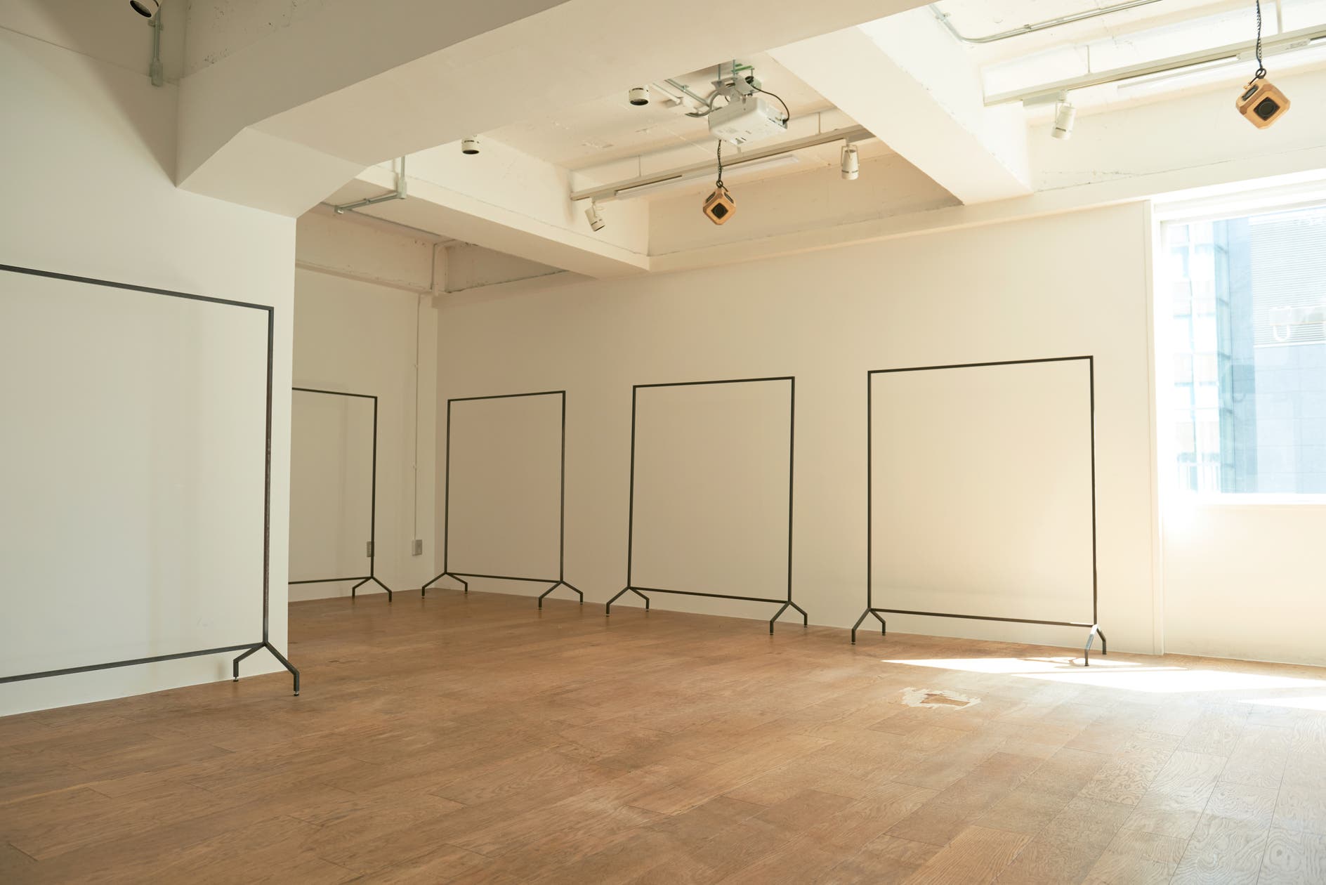  【ハンガーラック16台貸出し無料】ギャラリーやアパレル展示会に適した白壁、フローリング53㎡スペース(3F)の写真11