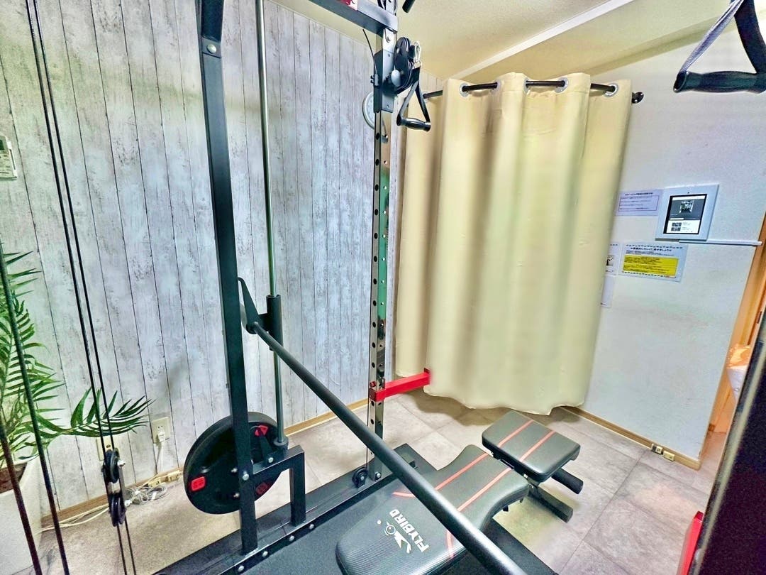 ＜RAKUNA神田・秋葉原＞ 完全個室ジム！スミスマシン、ダンベル、フィットネスバイク、全身鏡、その他完備☆の写真20