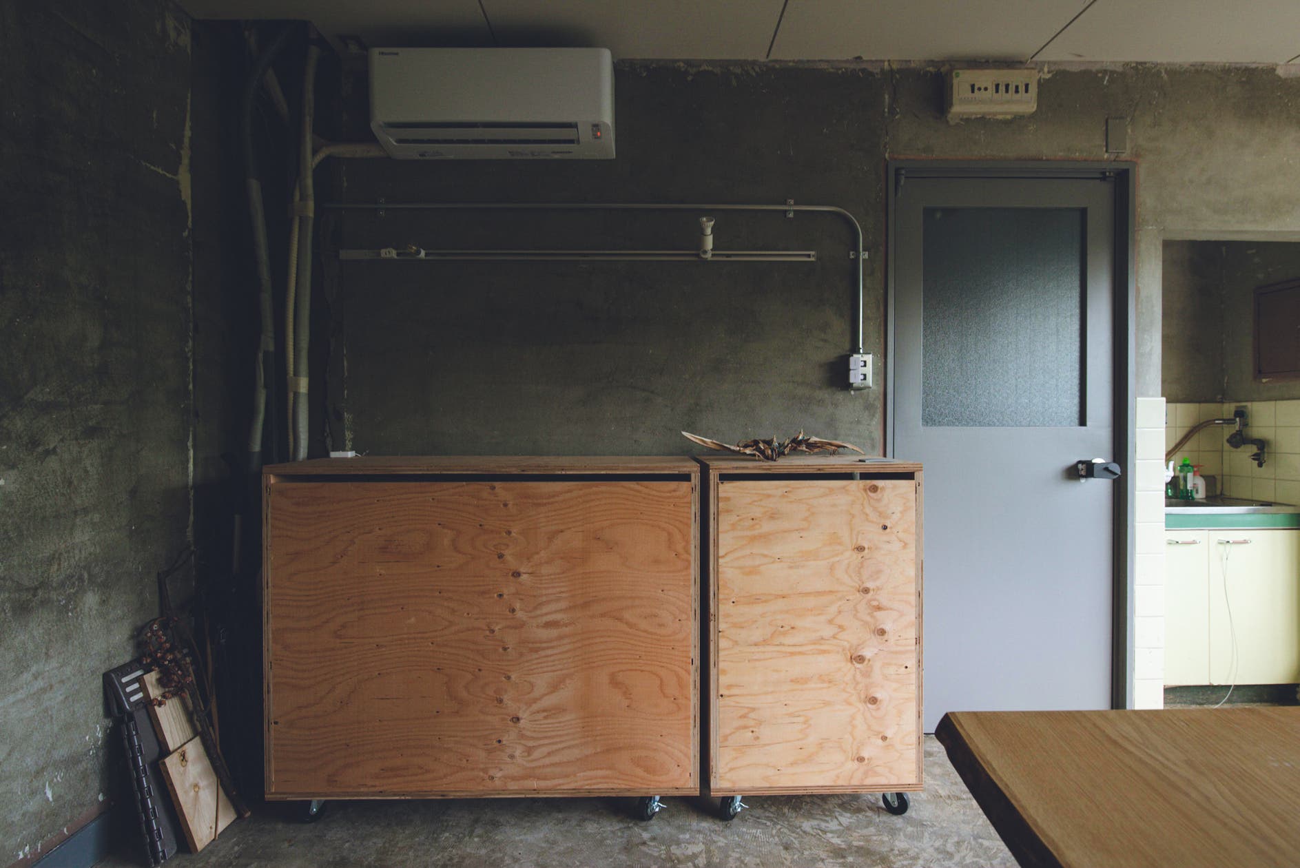 京都御所の借景が映える、コンクリートと木材で構成されたラフながらも静謐な空間！展示会やポップアップ、撮影スタジオに！の写真17