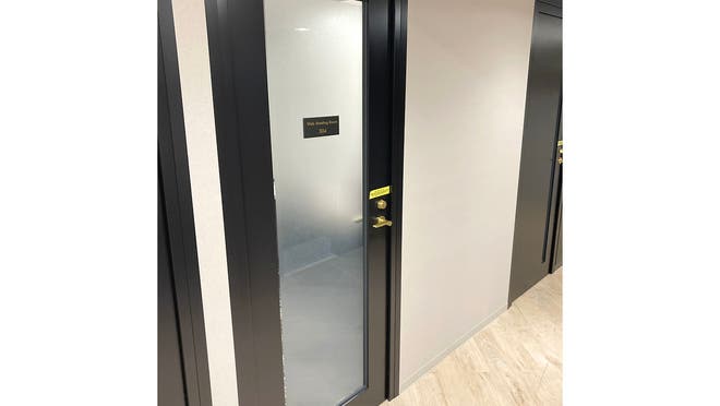 No.303✨12~1月値下げ中✨【大宮駅東口2分】✨モニター付完全個室✨WiFi無料/ドリンク/web会議 エグゼクティブの写真3