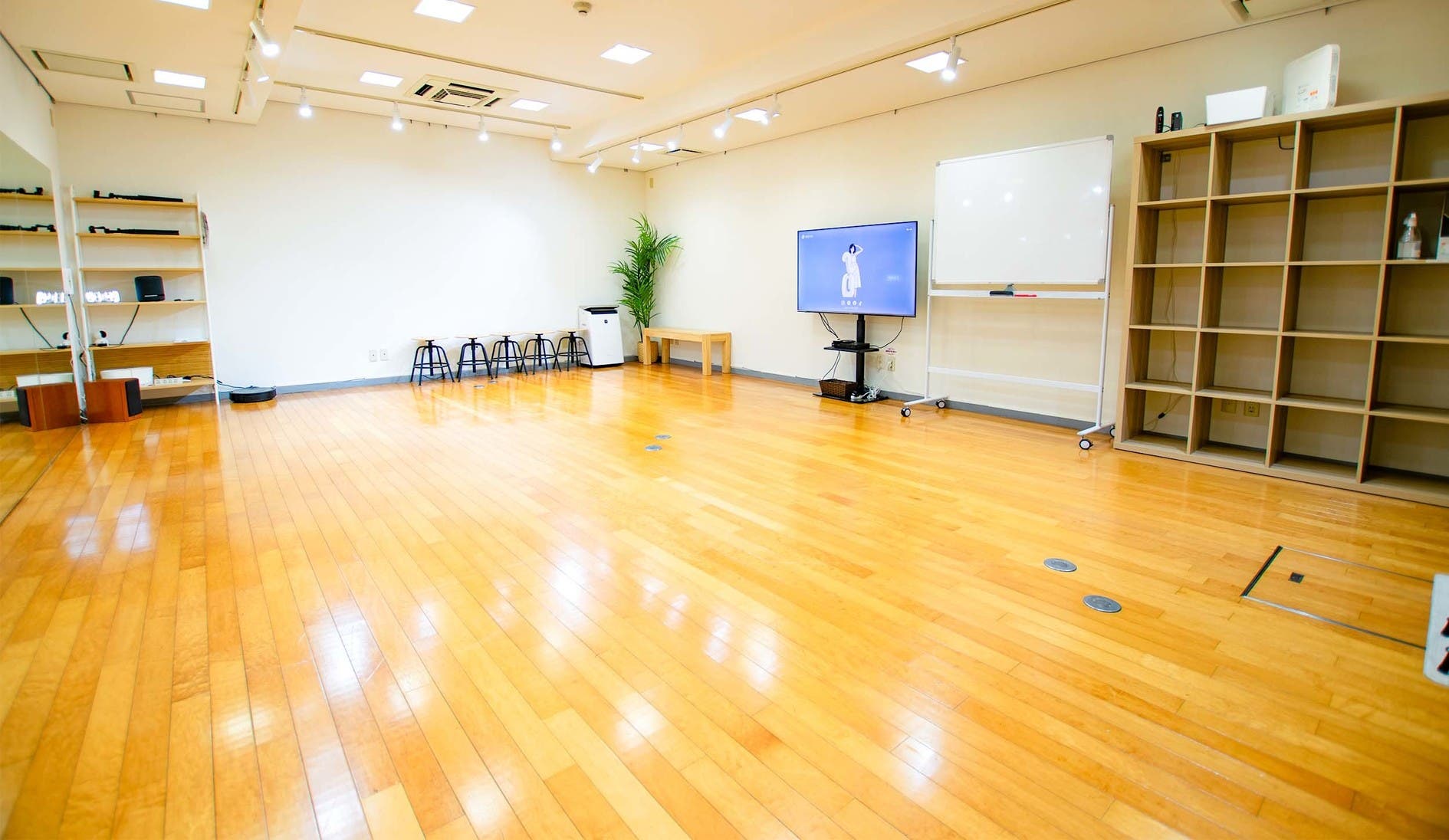 🉐24時間営業！三鷹駅徒歩6分 約50㎡のスタジオ／幅6m大型鏡 ダンス・ヨガ・ビジネス・セミナー・舞台・武道・撮影など多目的の写真12