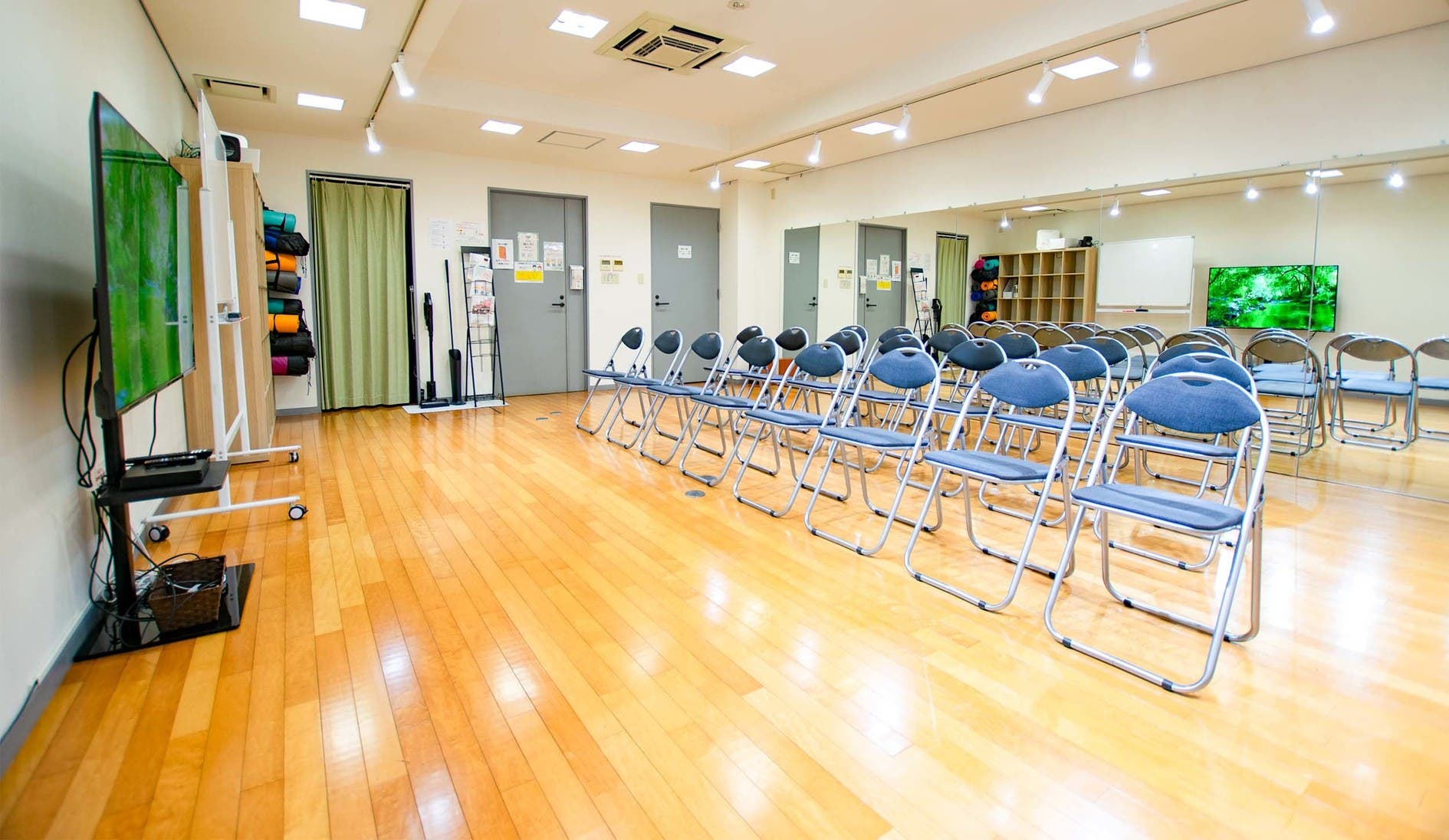 🉐24時間営業！三鷹駅徒歩6分 約50㎡のスタジオ／幅6m大型鏡 ダンス・ヨガ・ビジネス・セミナー・舞台・武道・撮影など多目的の写真9