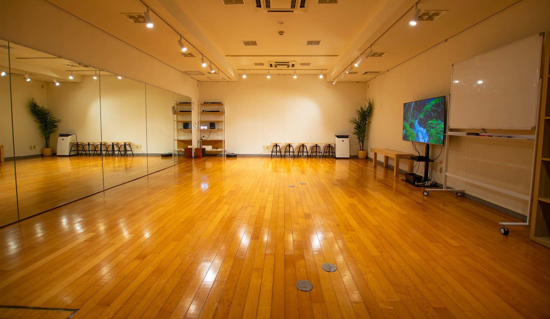 🉐24時間営業！三鷹駅徒歩6分 約50㎡のスタジオ／幅6m大型鏡 ダンス・ヨガ・ビジネス・セミナー・舞台・武道・撮影など多目的の写真14