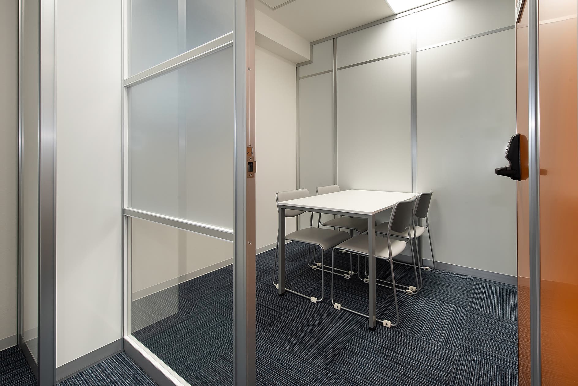 ⭐️【4名会議室】秋葉原駅から徒歩1分⭐️スタッフ常駐のため安心してご利用いただけます！✨Wi-Fi有りの写真1