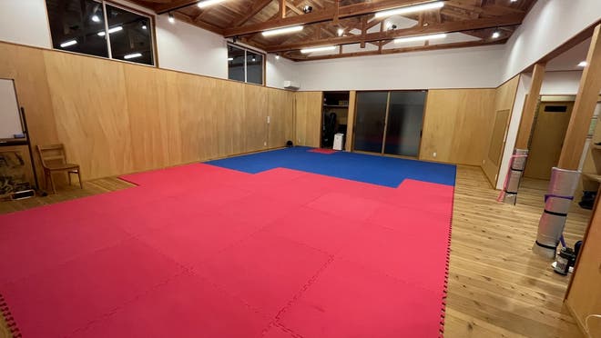 【駐車場あり 岡山駅から車で約15分】撮影・ダンス・会議・友人との集まりなどに!〈鏡/Bluetooth完備〉築2年!の写真1