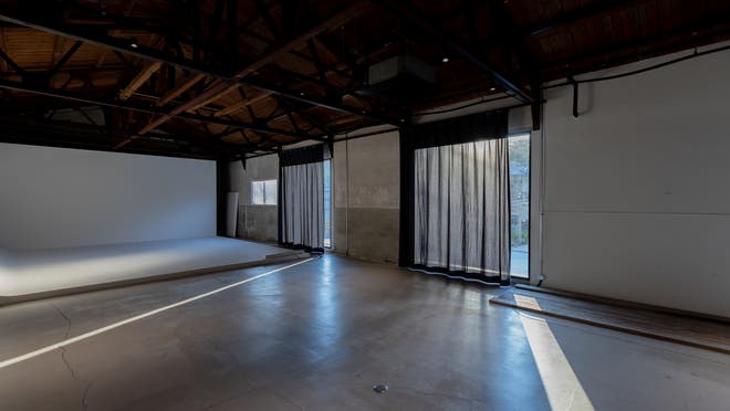 【工場跡地をリノベーションしたスタジオ】天井の高い広々グレースペース/写真撮影/岸和田和泉ICから車で10分の写真2