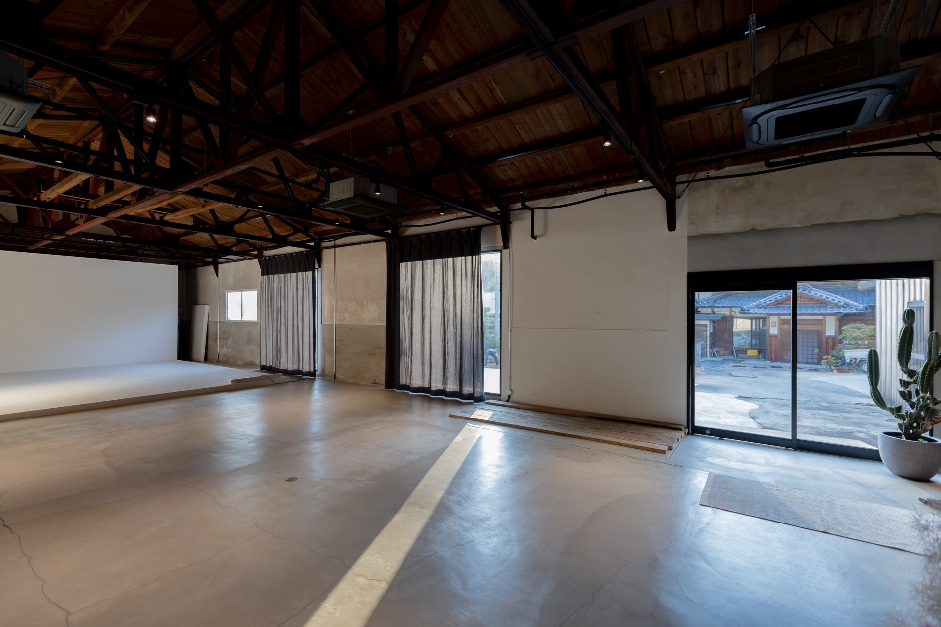 【工場跡地をリノベーションしたスタジオ】天井の高い広々グレースペース/写真撮影/岸和田和泉ICから車で10分の写真13