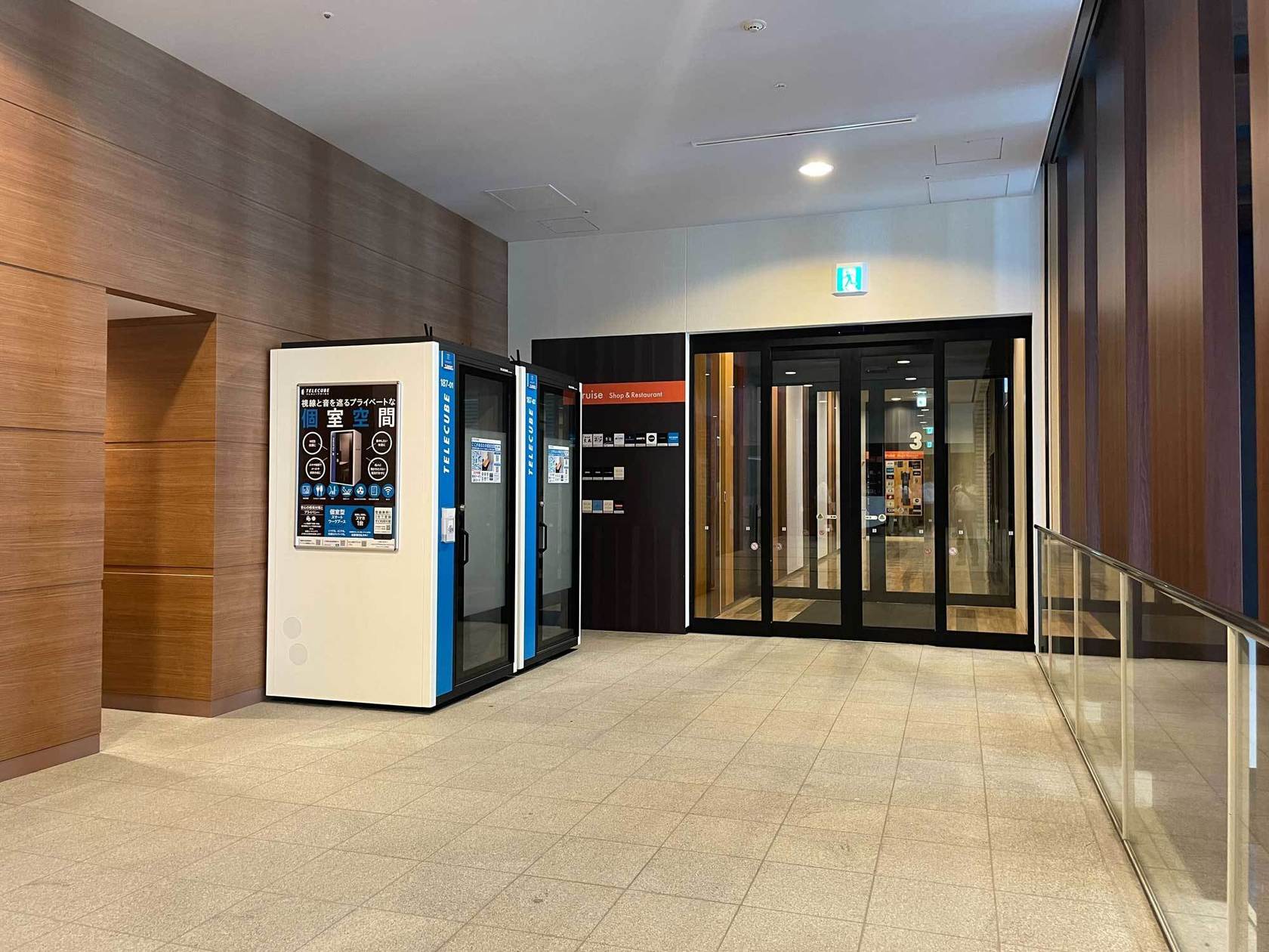 【テレキューブ】みなとみらいセンタービルの個室型ワークブース（187-01）です。視線と音を遮る、プライベートな集中環境。の写真1