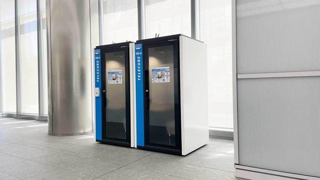 【テレキューブ】電通本社ビルの個室型ワークブース(188-01)です。視線と音を遮る、プライベートな集中環境。の写真1