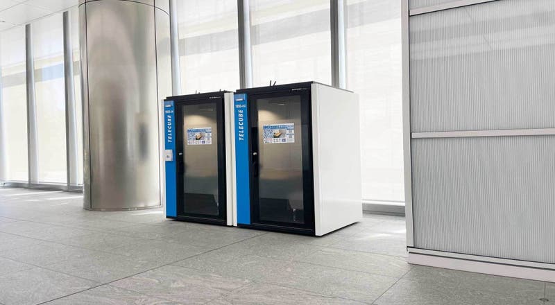 【テレキューブ】電通本社ビルの個室型ワークブース（188-02）です。視線と音を遮る、プライベートな集中環境。