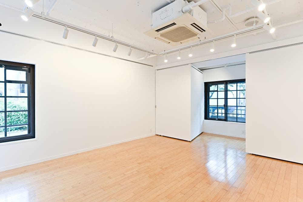 表参道ヒルズ内31㎡【試着室・天吊ハンガーパイプ有】展示会/ポップアップ/イベント対応。白基調&窓2面の並木道に面する開放的空間の写真2