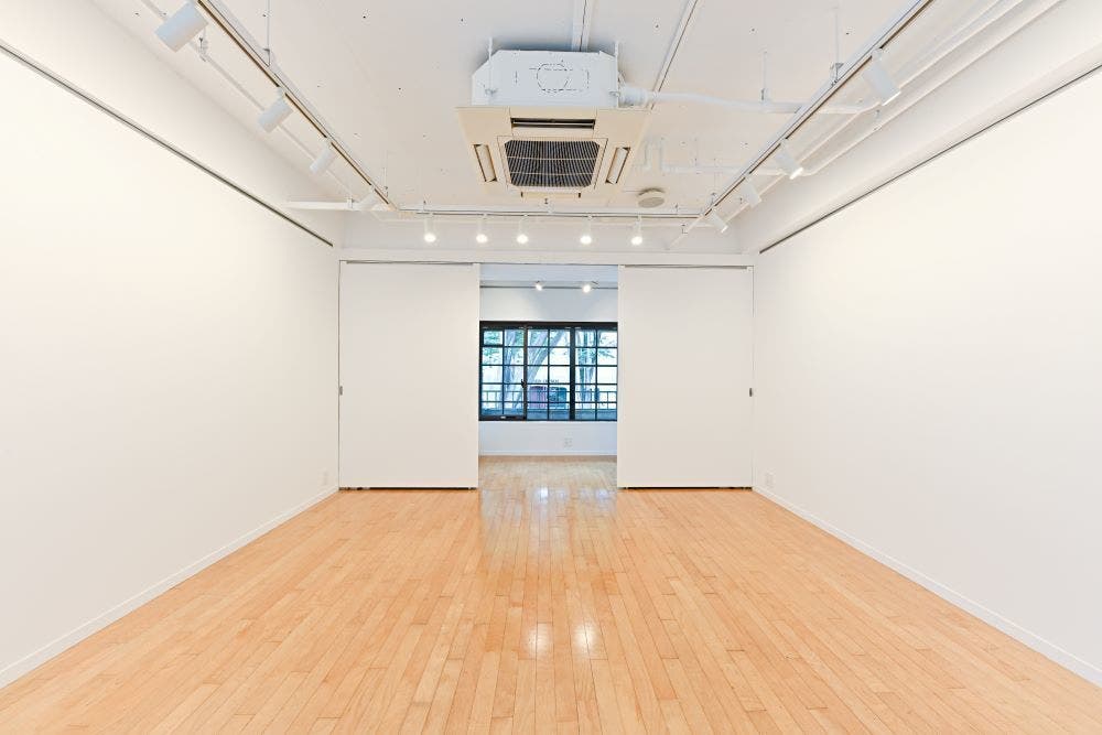 表参道ヒルズ内31㎡【試着室・天吊ハンガーパイプ有】展示会/ポップアップ/イベント対応。白基調&窓2面の並木道に面する開放的空間の写真11