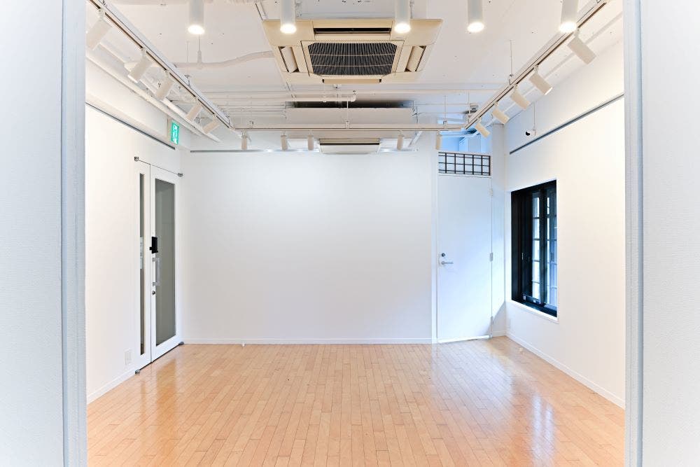 表参道ヒルズ内31㎡【試着室・天吊ハンガーパイプ有】展示会/ポップアップ/イベント対応。白基調&窓2面の並木道に面する開放的空間の写真12